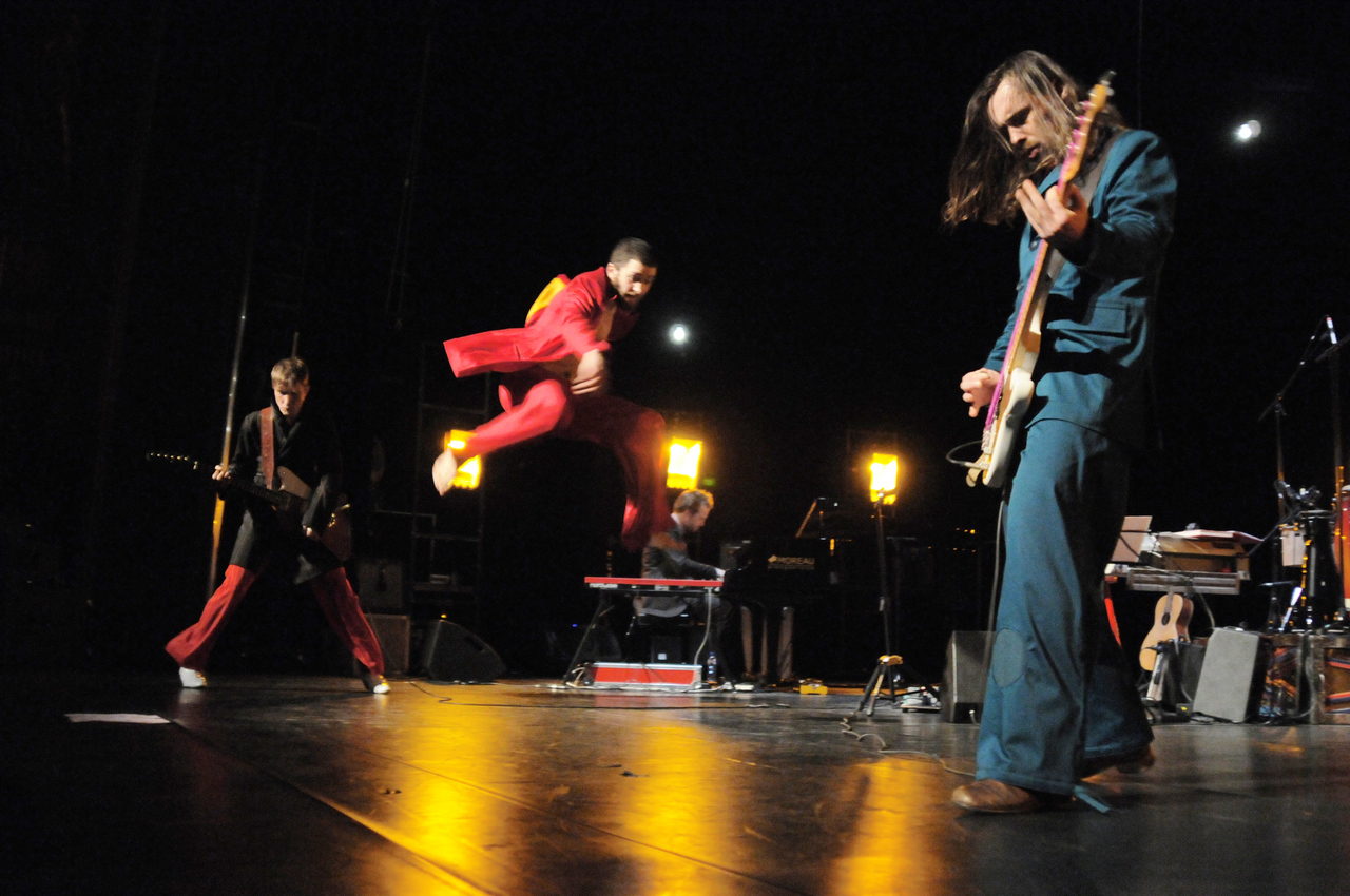 Dancing with the Sound Hobbyist - Zita Swoon Group / Rosas | Kaaitheater